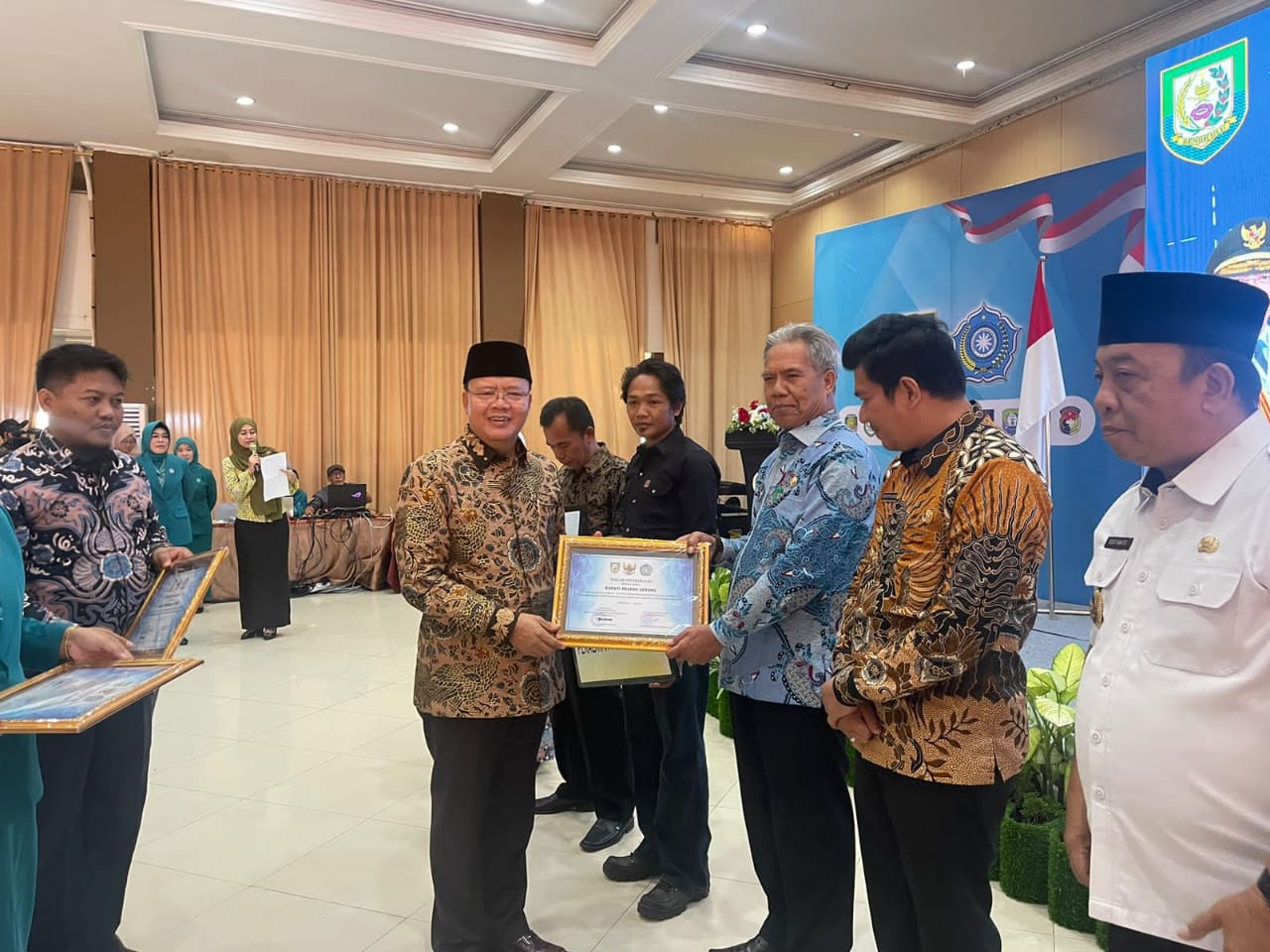 Bupati RL Terima Penghargaan Gubernur Kategori Kepala Daerah Support Dan Peduli PKK Tingkat ...