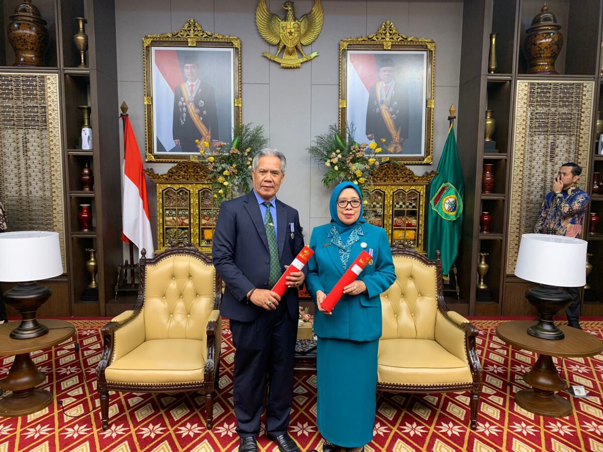 Bupati Dan Ketua TP PKK Rejang Lebong Terima Penghargaan Prestasi Bangga Kencana 2023 Dari ...