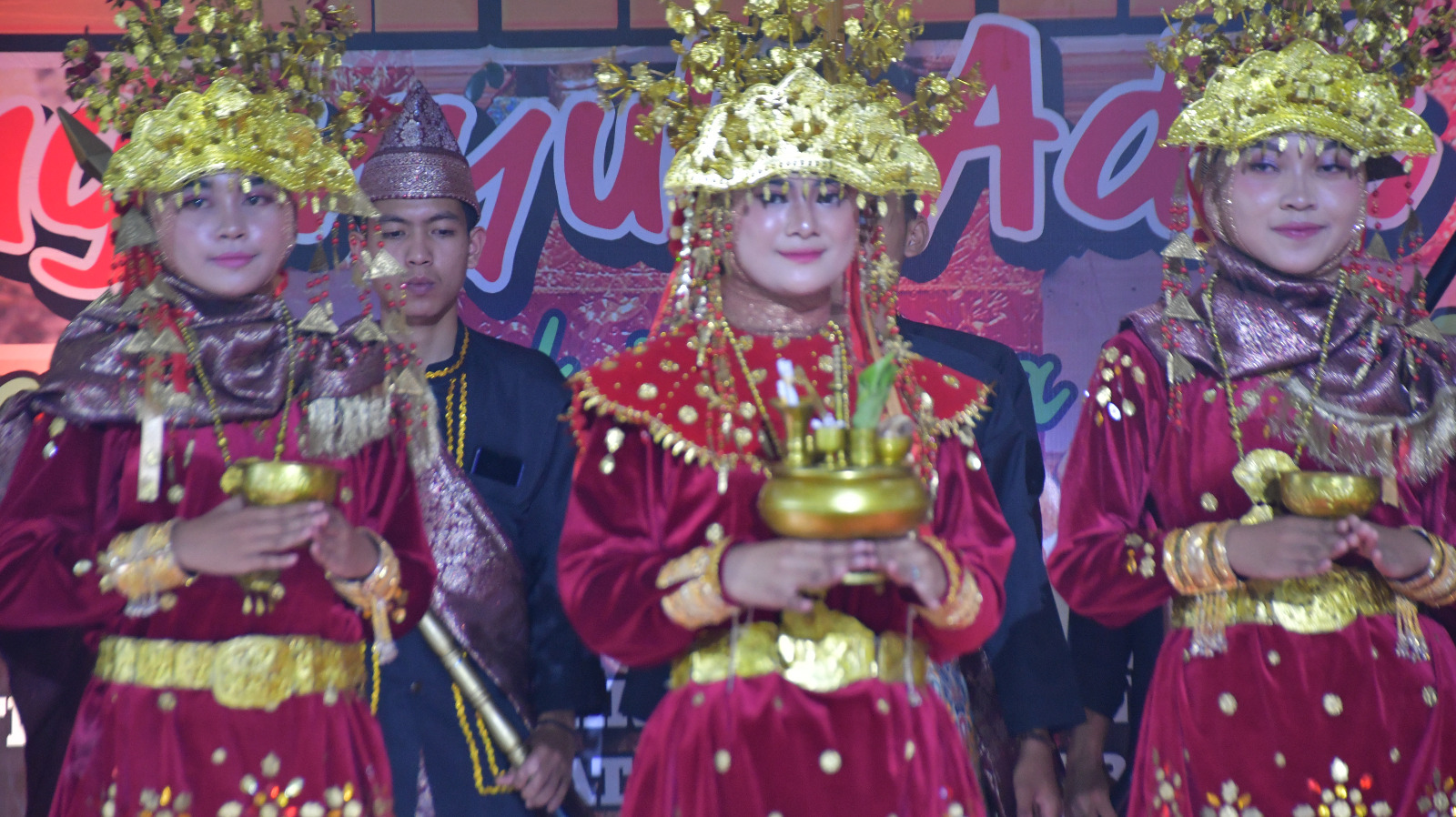 Semulen Perjako Gelar Pentas ‘’Ca’o Menganyuk Kutei Jang’ - Pemerintah ...