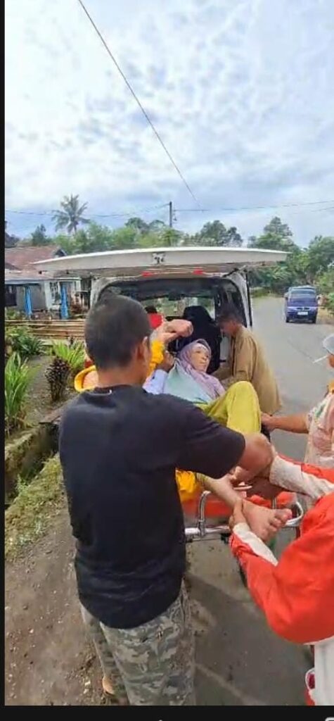 Bupati Rejang Lebong Peduli Warga, Lansia Sakit Dari Dataran Tapus ...