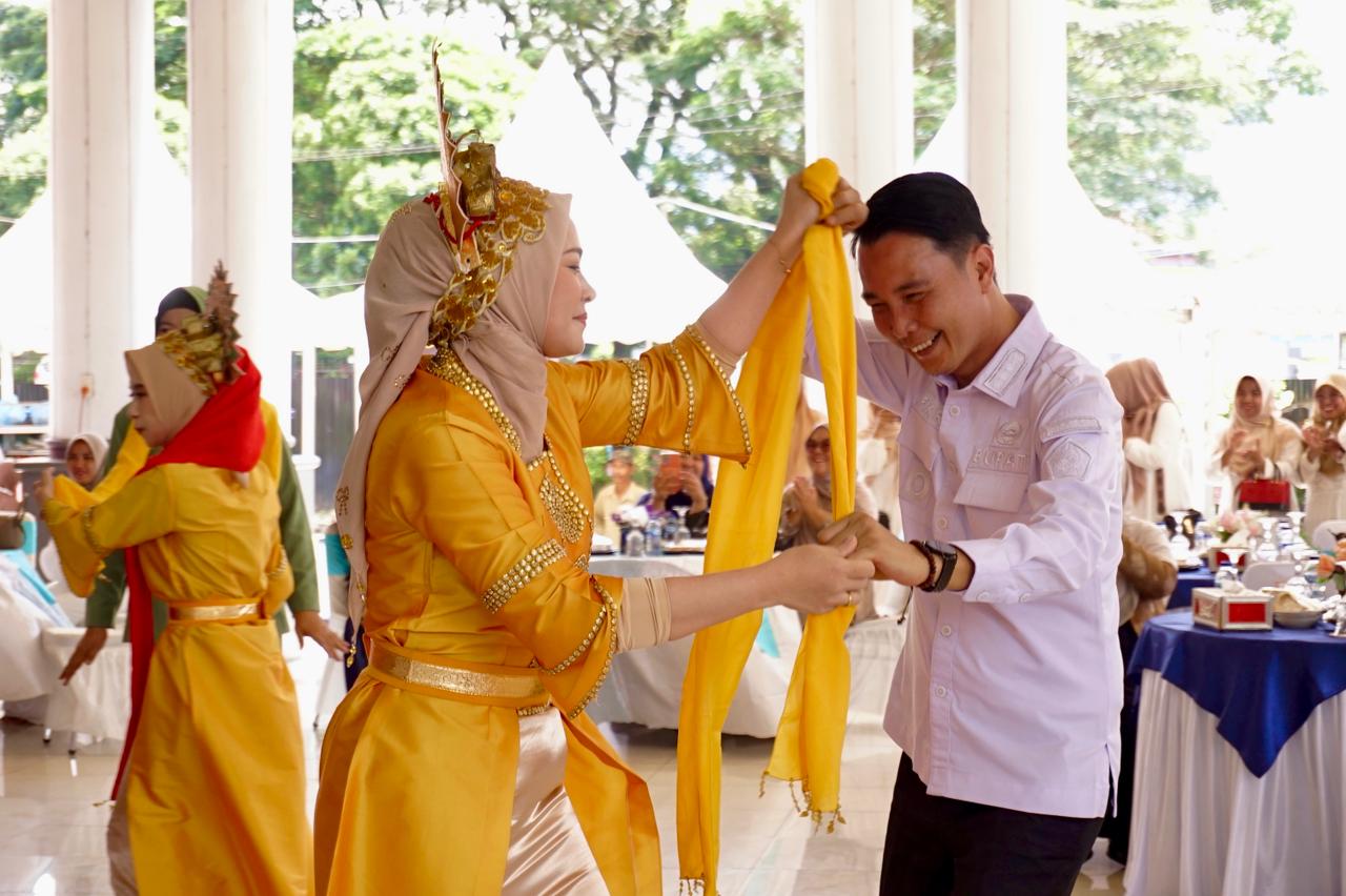 Ketua TP PKK Rejang Lebong Tampil Piawai Menari Zapin Bersama Bupati ...